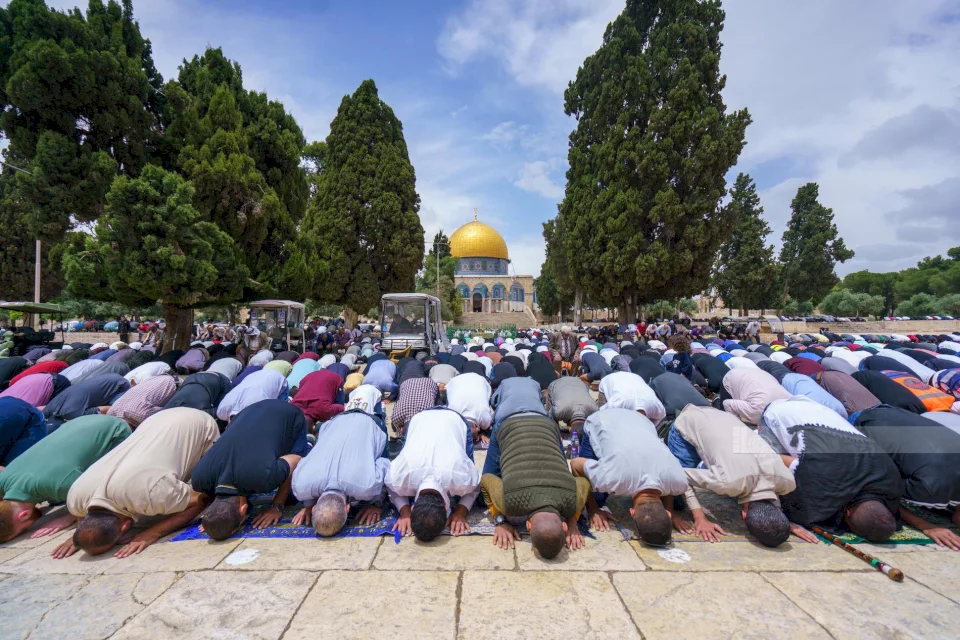 Des dizaines de milliers de fidèles prient le vendredi à Al-Aqsa ...